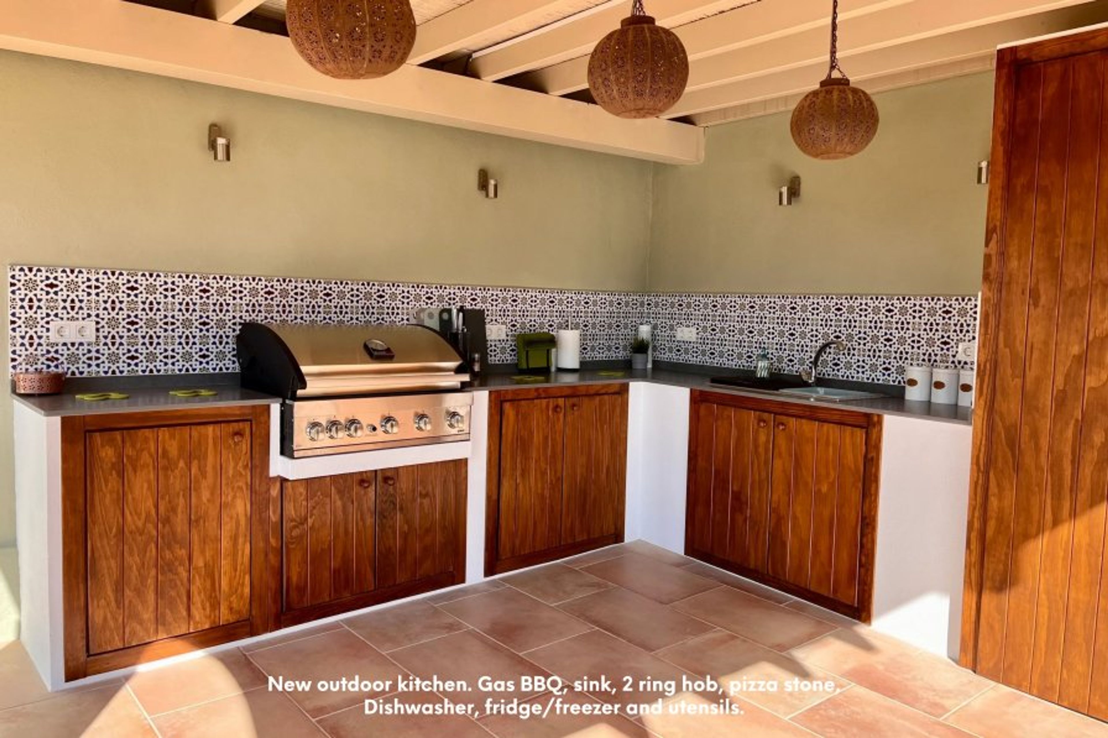 Al Qasr Villa - Infinity pool Outdoor Kitchen: Wifi throughout. . Al ...